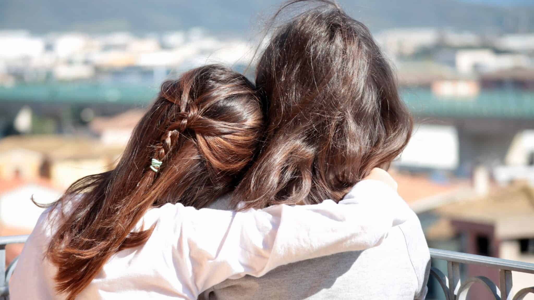 24 Uplifting Ways to Encourage a Friend Who's Struggling